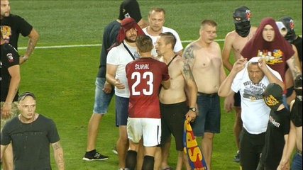 L'image du jour : les ultras du Sparta Prague envahissent le terrain ...