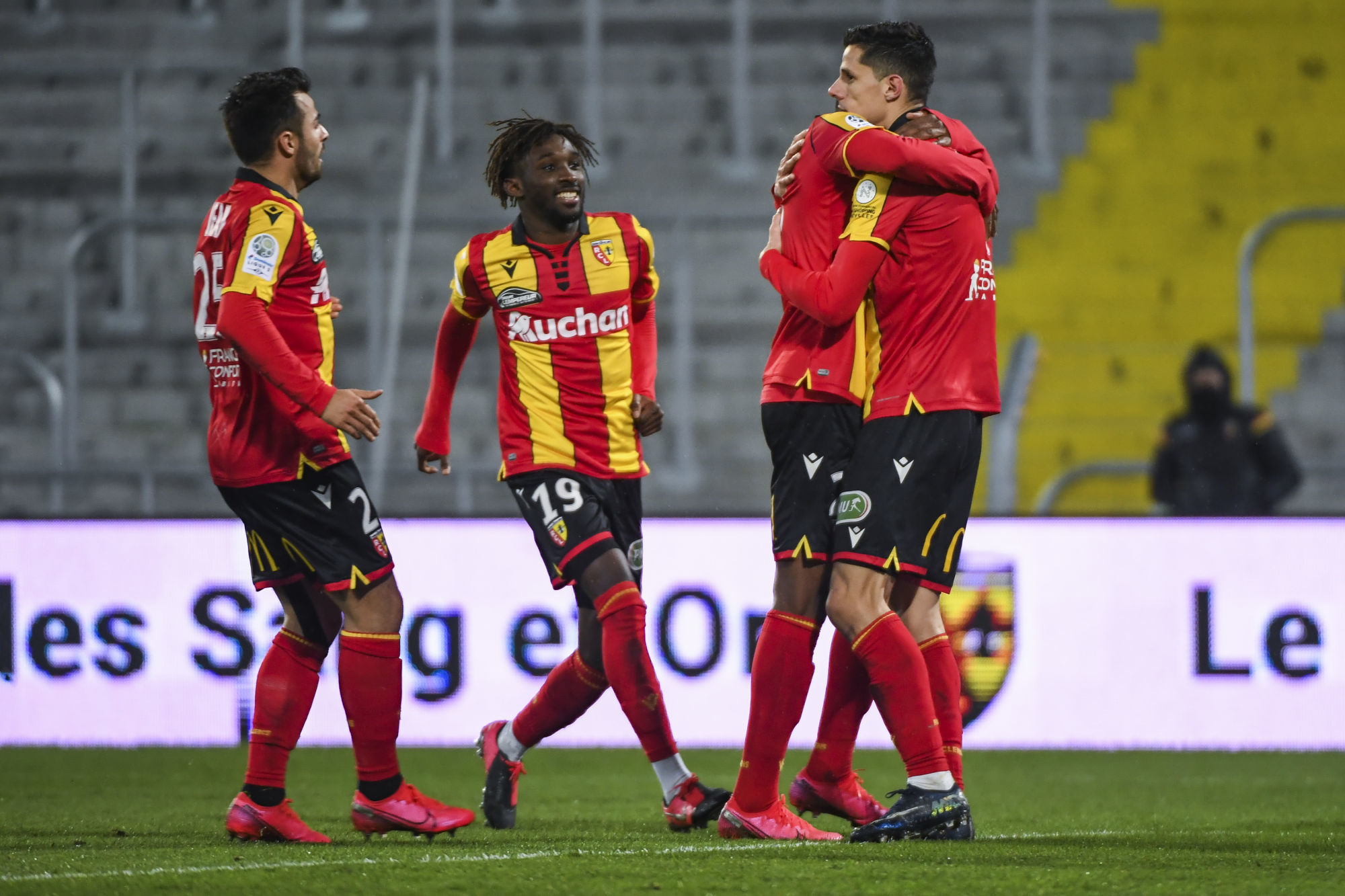 Ligue 2 : le RC Lens bat Orléans et met la pression sur Lorient - Sport.fr
