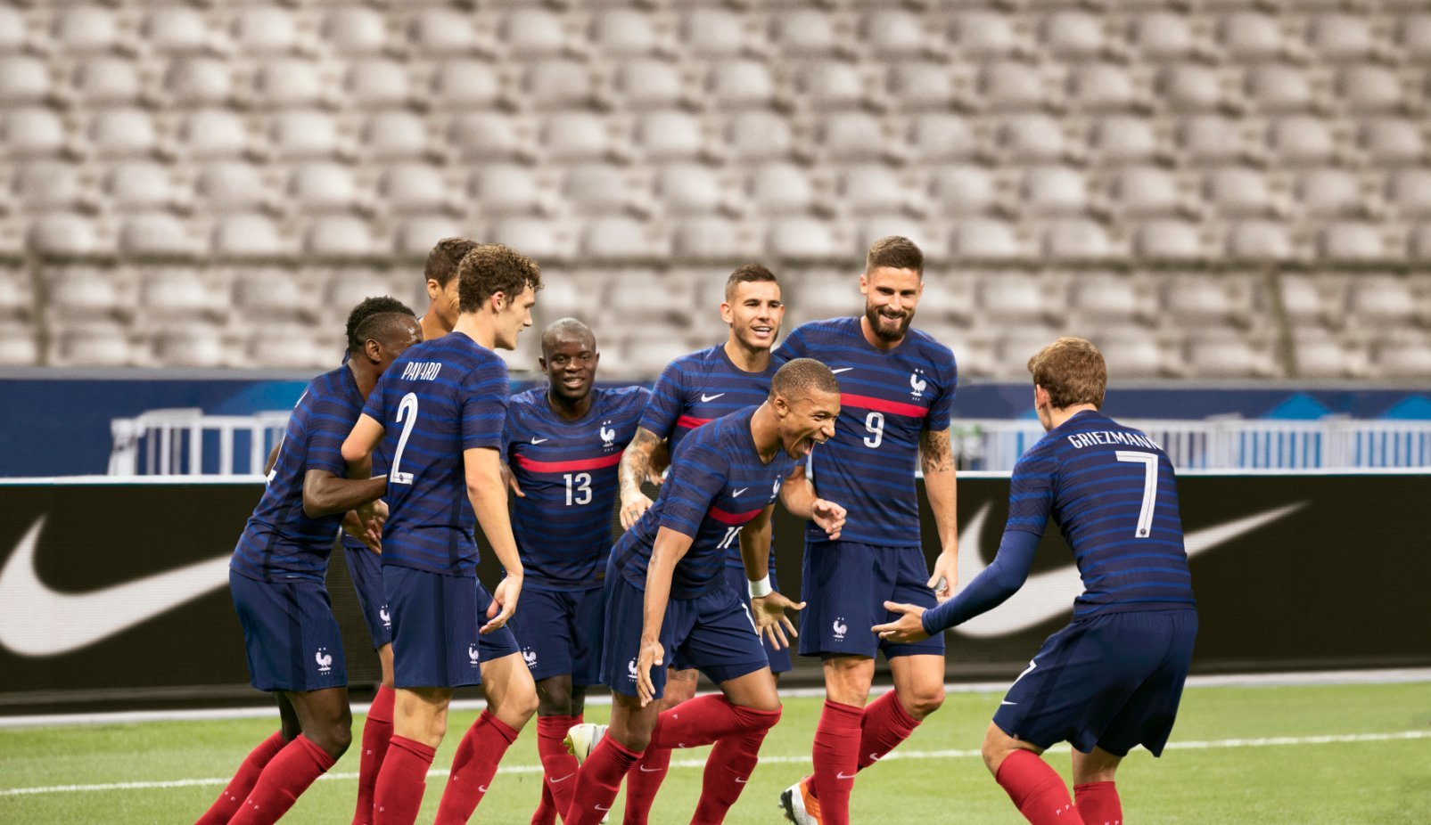 Equipe de France : voici les nouveaux maillots des Bleus - Sport.fr