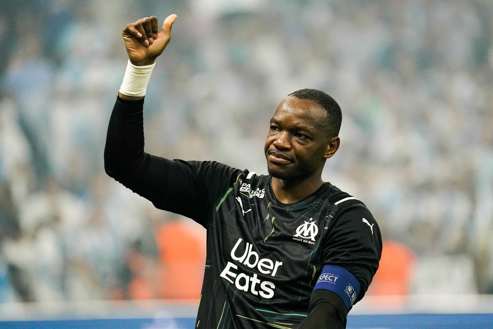 OM : Après 613 matchs sous le maillot olympien, Mandanda quitte ...