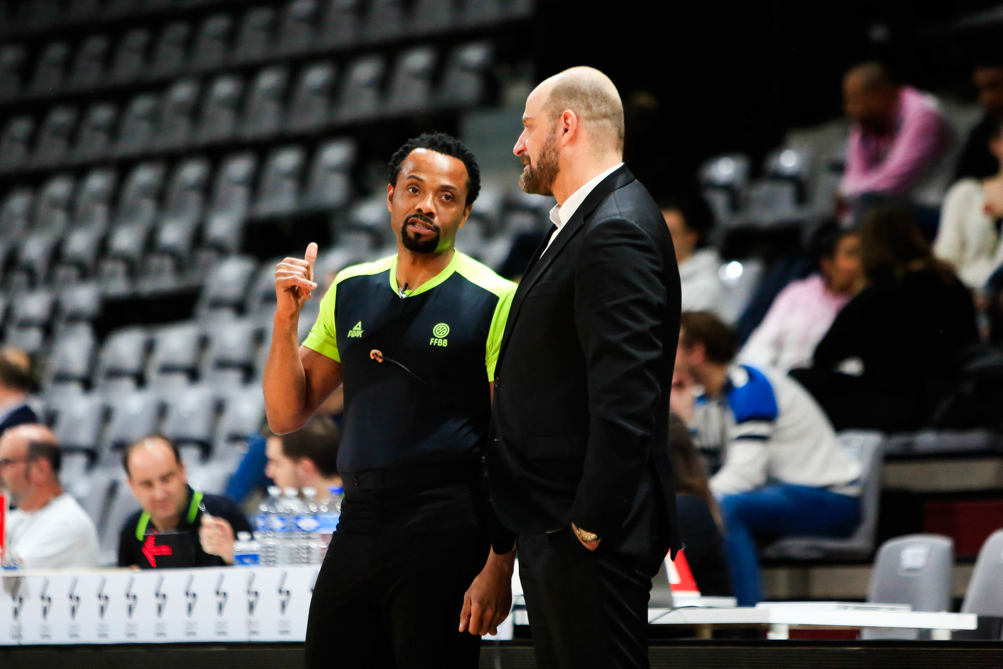 L'image plutôt drôle qui prouve que les arbitres sont aussi en danger ...