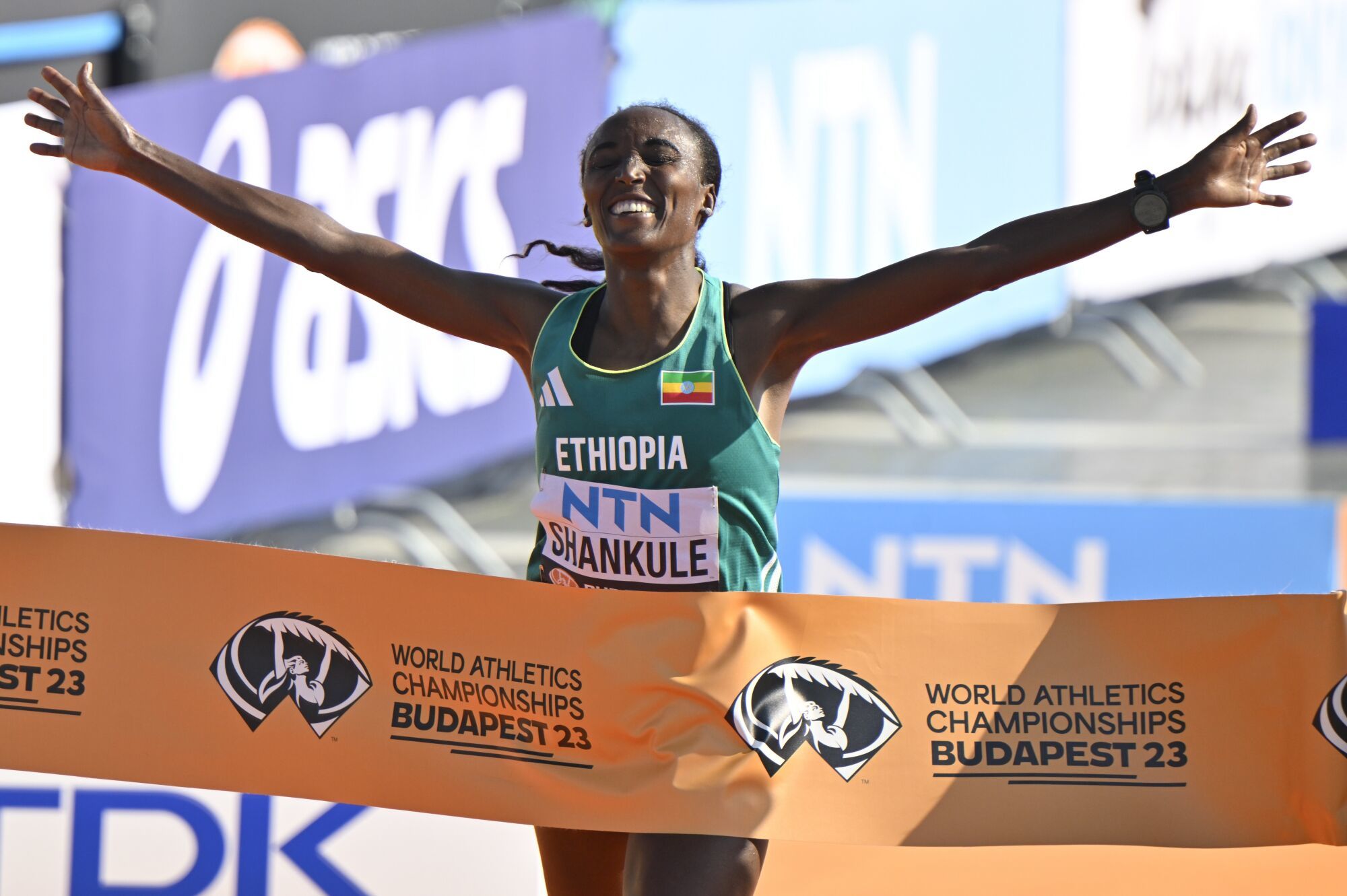 Mondiaux d'athlétisme: Amane Beriso Shankule remporte le marathon ...