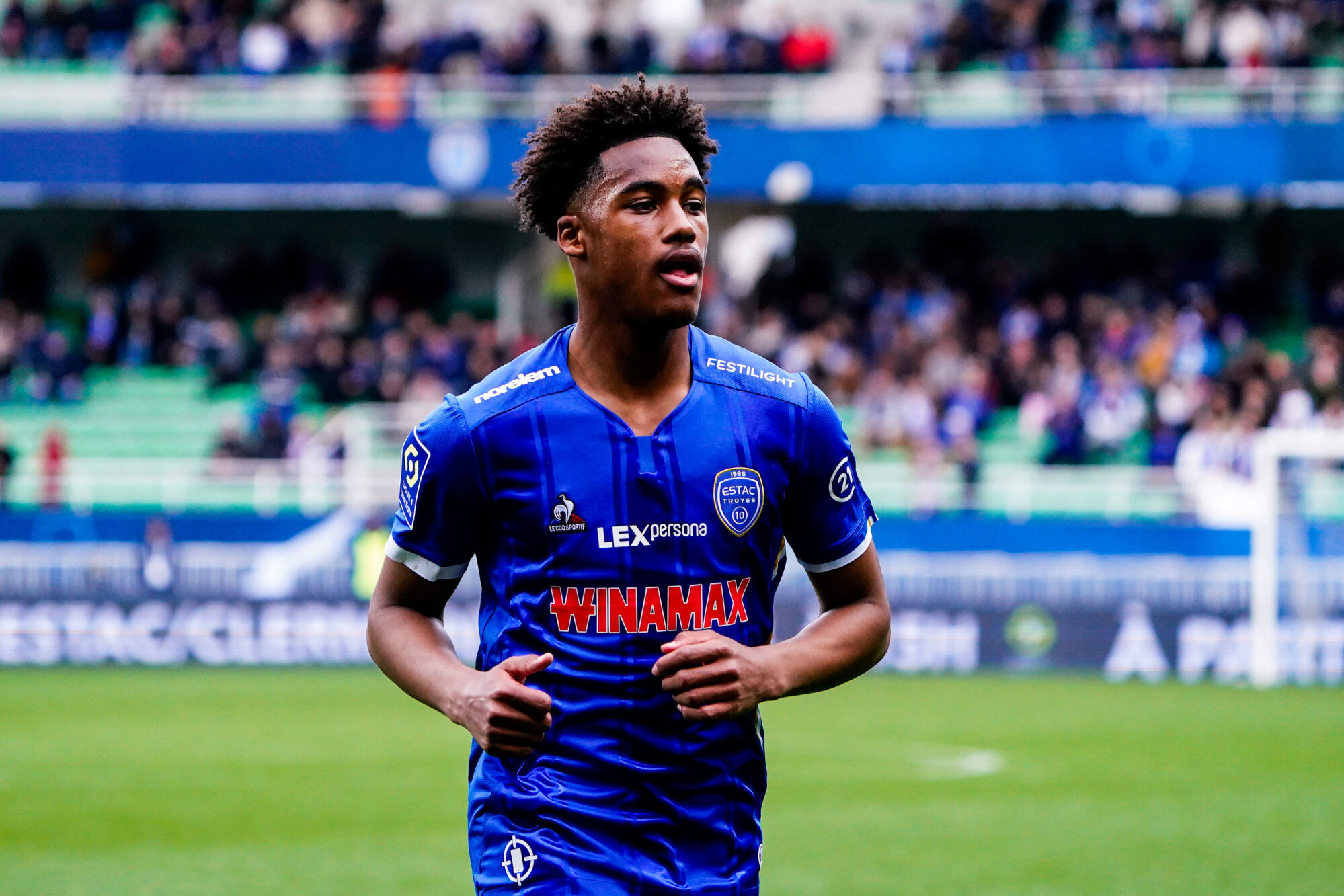 Burnley frappe un grand coup avec le recrutement de Wilson Odobert (off ...