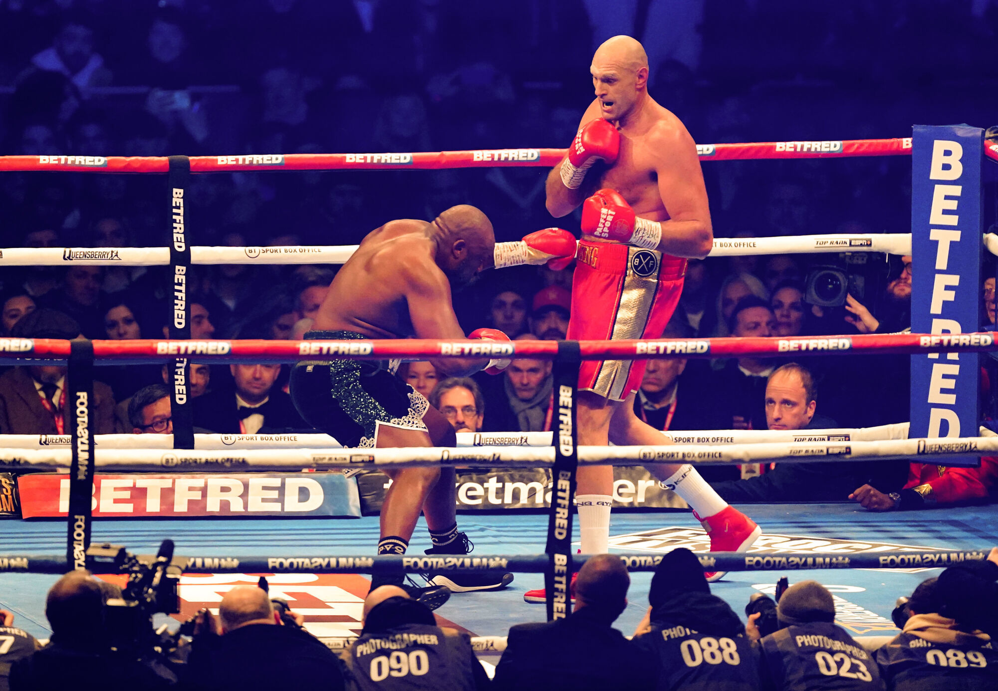 Tyson Fury bat Francis Ngannou mais fait un voyage au tapis ! - Sport.fr