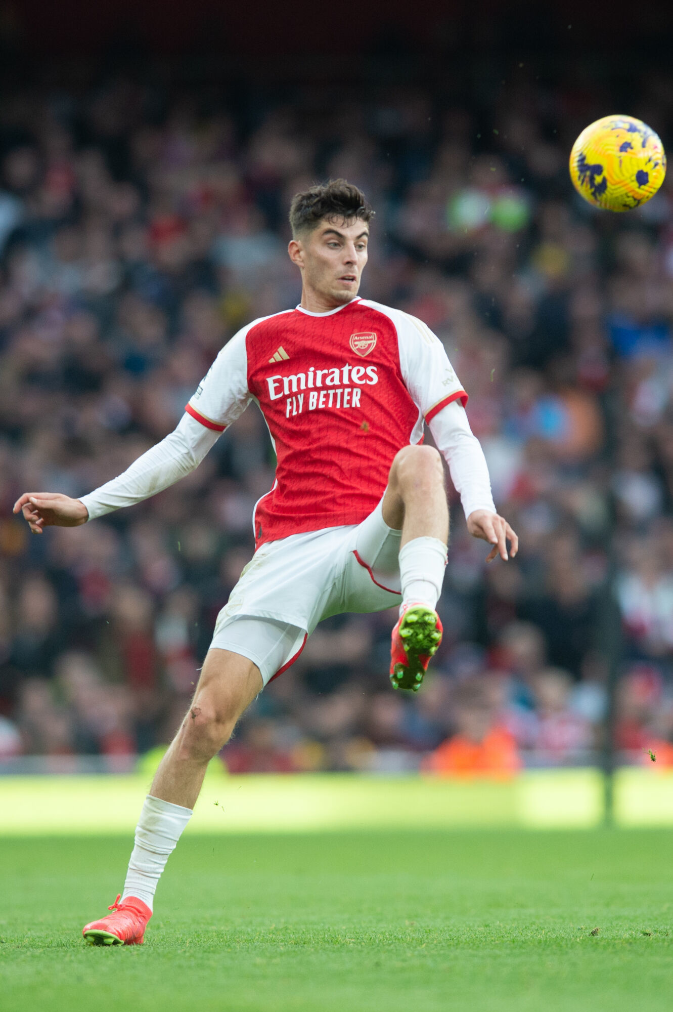 Arsenal prend la tête de la Premier League grâce à un but de sa recrue ...