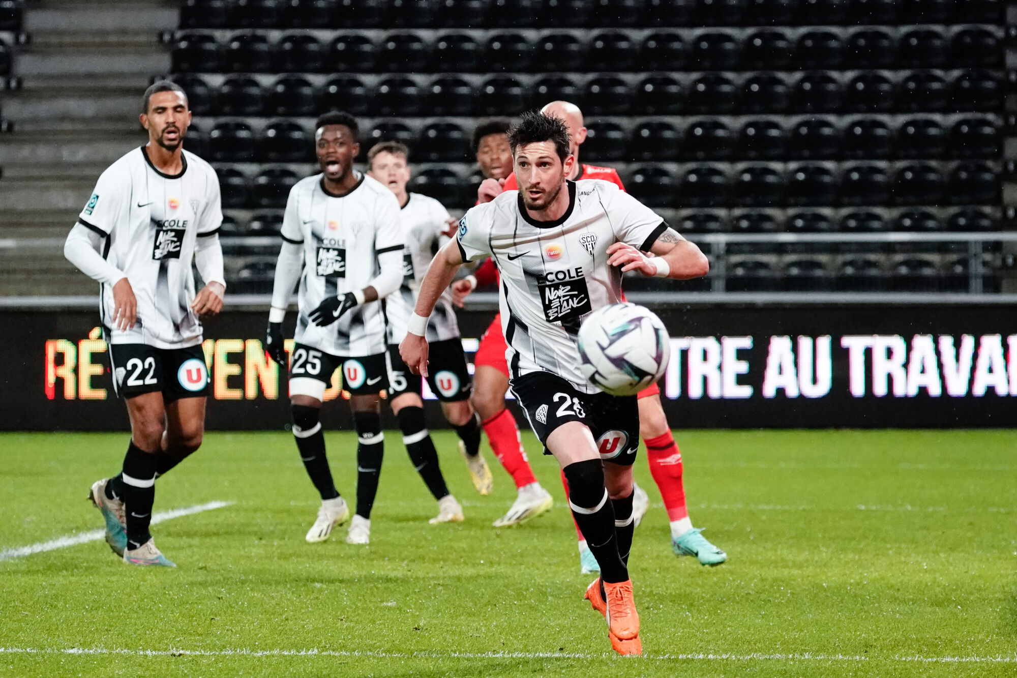 Le SCO Angers décroche le titre de champion d'automne en Ligue 2 - Sport.fr